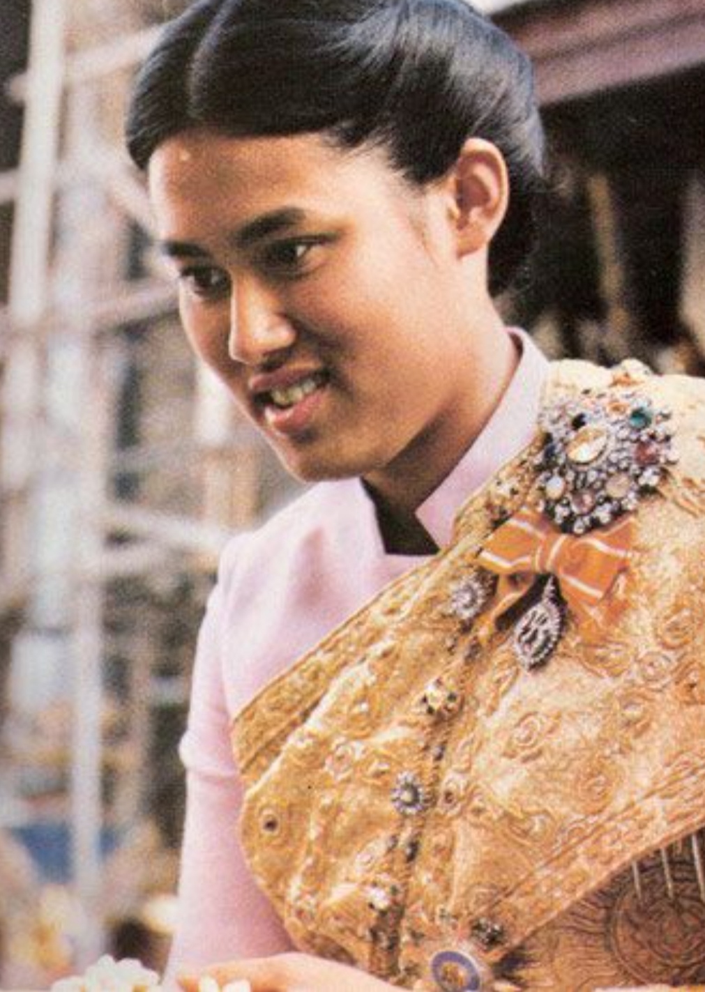 Princess Sirindhorn's low-key luxury, she wears several jewellery in the official portrait, full ...