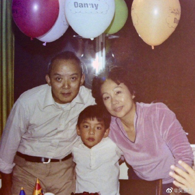 Wu Yanzu took his childhood photos to celebrate his birthday, and took ...