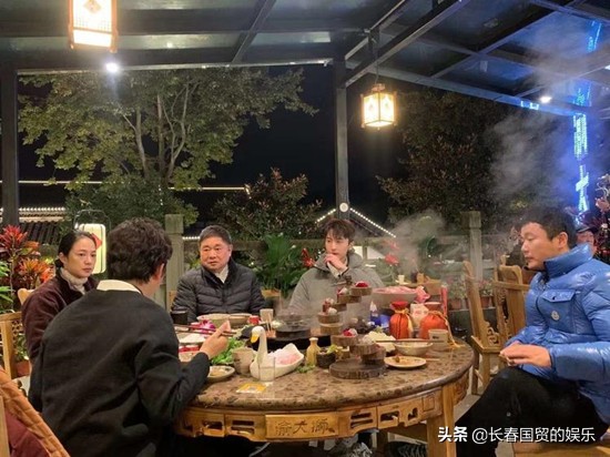 Li Yugang, Xiao Yang and Niu Junfeng gather to eat hot pot, and ...