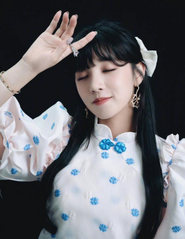 Song Yuqi is a girl, wearing a puff sleeve polka-dot skirt with cute ...