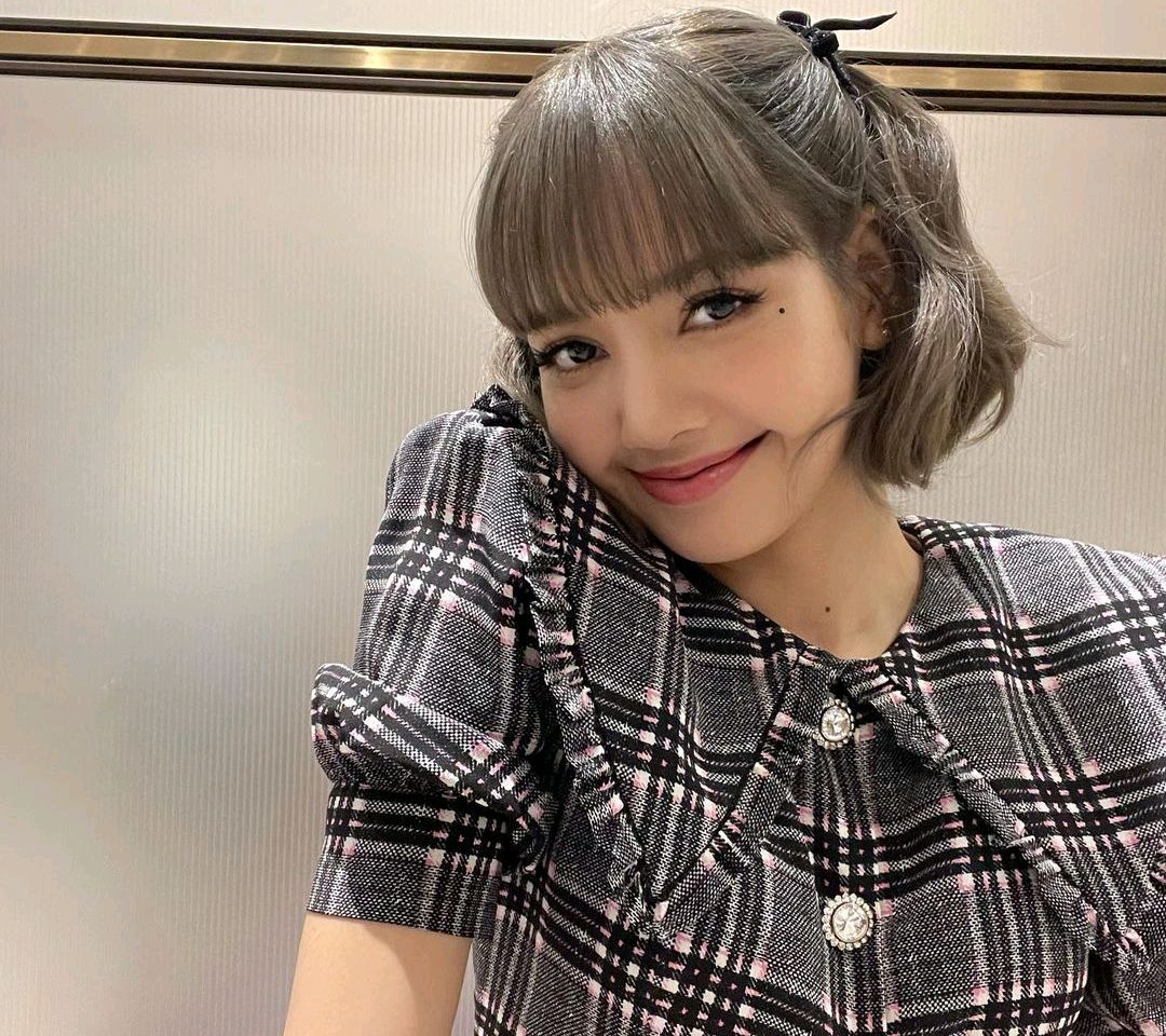 Lisa danced lalisa at the airport. She was so cute dancing with her ...