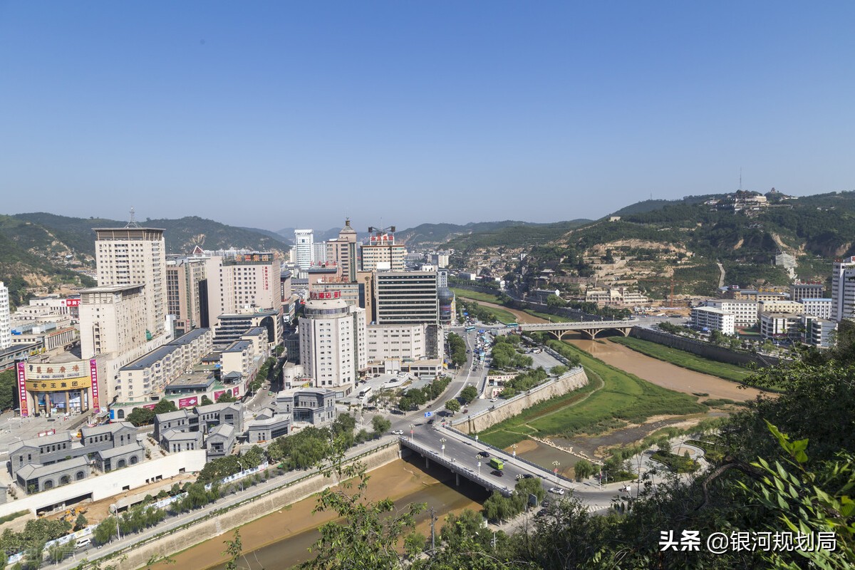 The red sacred city of Yan'an has a narrow terrain, so the mountain was ...