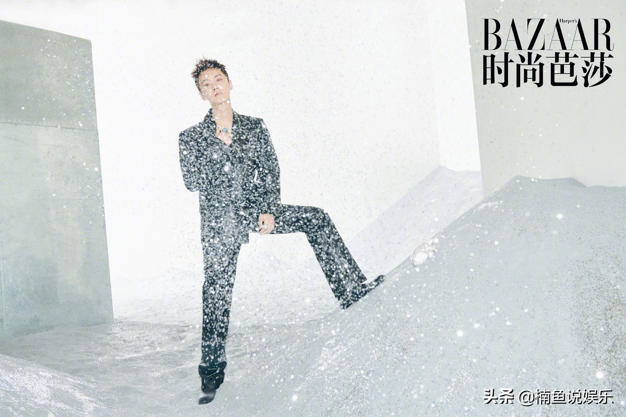 Luhan's broken eyebrows are exposed!The cover of Den Bazaar magazine is ...