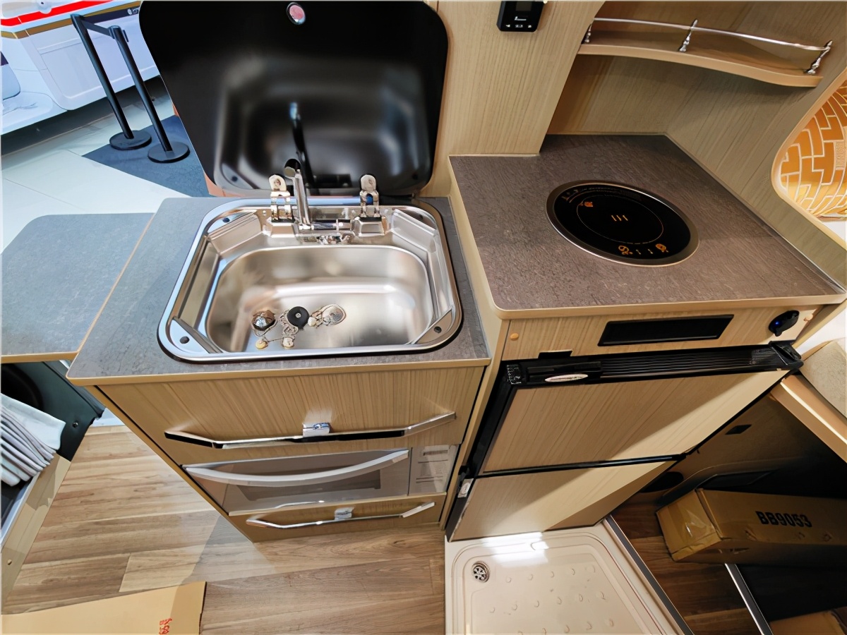 River R500 Ford Transit V362, a family car for business commuting - iMedia