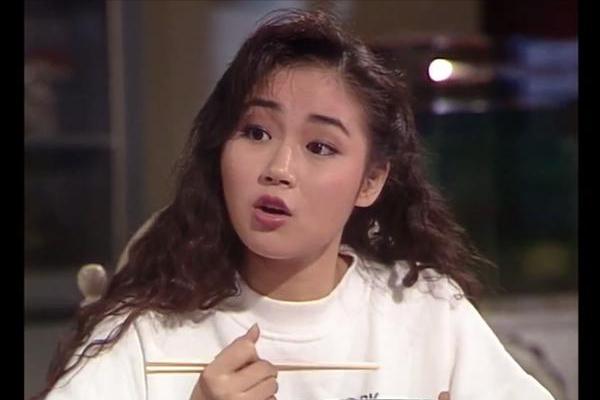 Short skirt, long legs, boots, 50-year-old goddess Wan Qiwen still ...