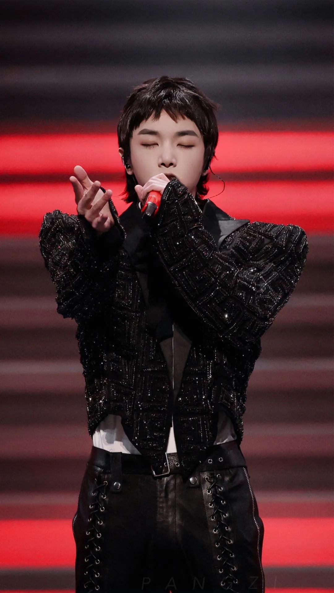 Singer Hua Chenyu Live on the double 11 carnival night stage, the next ...