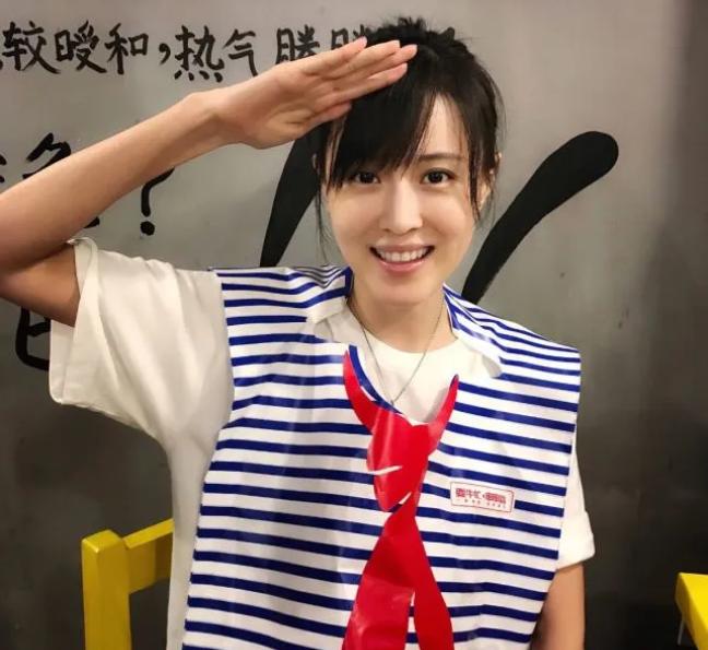 Pan Yueming took his 37-year-old girlfriend to shop, and walked with ...