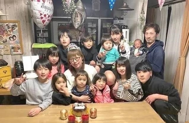 The couple born in the 1970s gave birth to 12 babies in 20 years, and ...