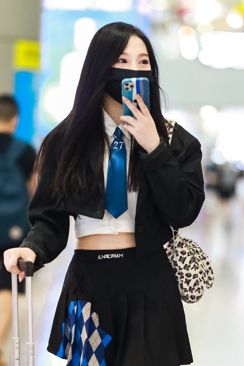 Yang Ruihan wears a JK suit to show her small waist and beautiful legs ...