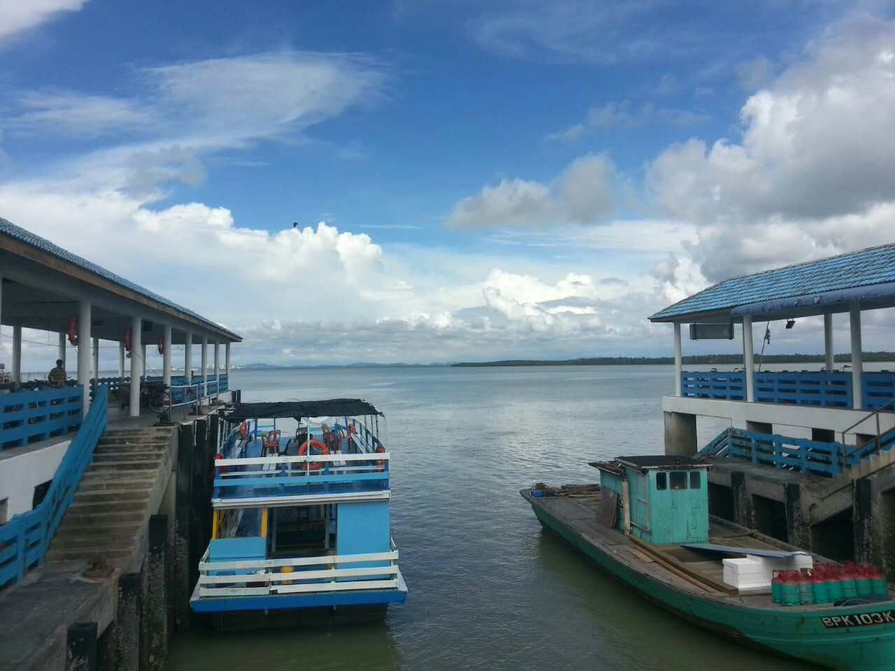 Go to Wujo Port to experience the unsophisticated fishing village ...