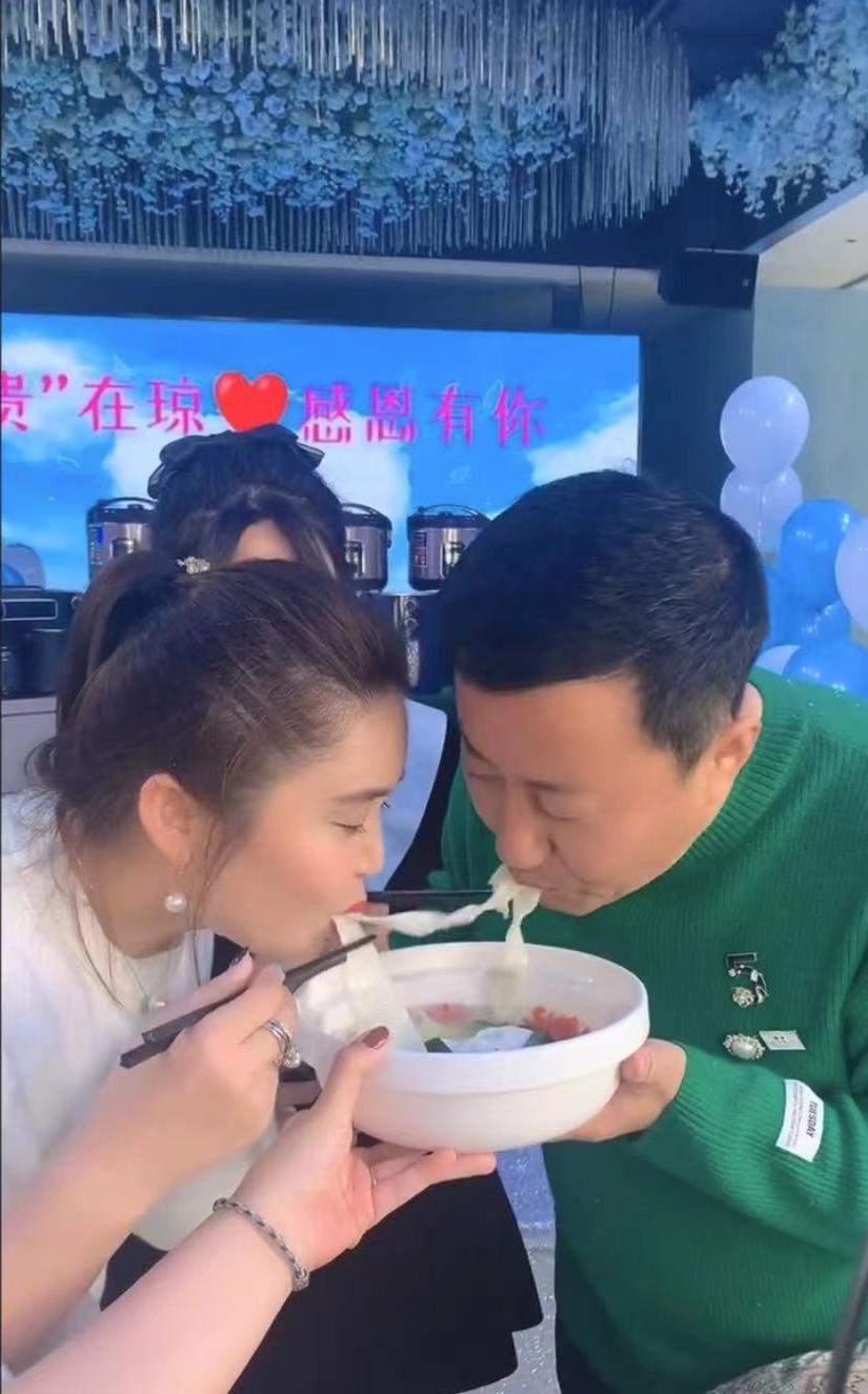 For the 57-year-old "Longgui" Wang Xiaobao's birthday, his wife carefully prepared a birthday ...