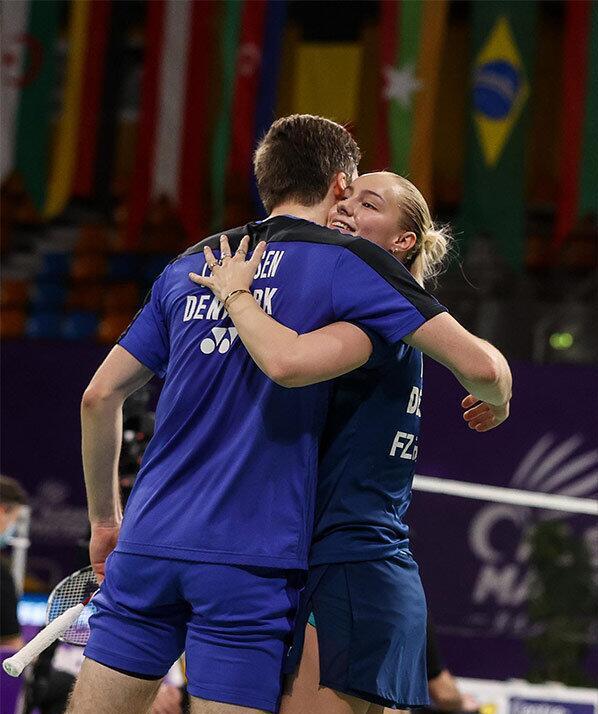 A partner and a lover!Another badminton champion couple is born. - iMedia