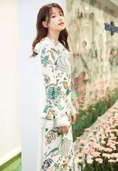 Zhou Huimin rarely shows old photos. She wears a long and straight ...