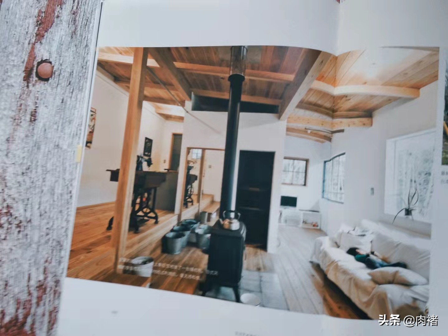 "The Hand-made Private House of the Artist of Life", home is the stage ...