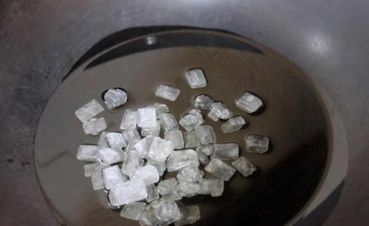 When frying the sugar color, don't fry the rock sugar directly in the ...