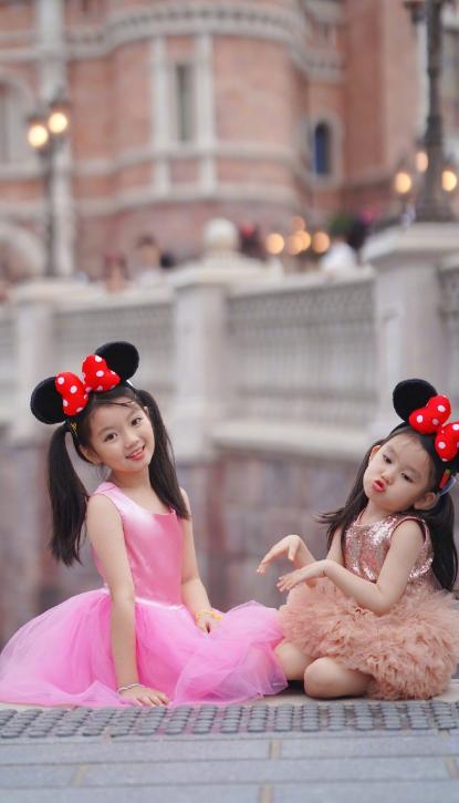 Ala Lei and her sister took pictures in princess dresses. Their eyes ...