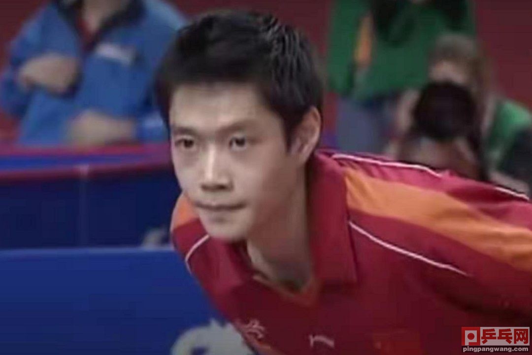 After returning the ball and hitting the beater, Qiu Yike reversed Boll ...