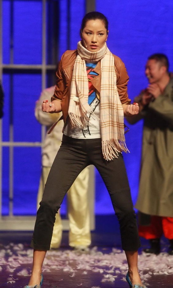 The model of Qu Ying is not as long as white, and the clothes and pants ...