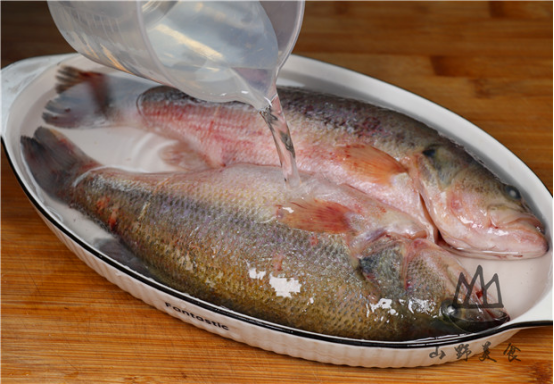 No matter what kind of fish is thawed, soaking in water is a layman. I ...