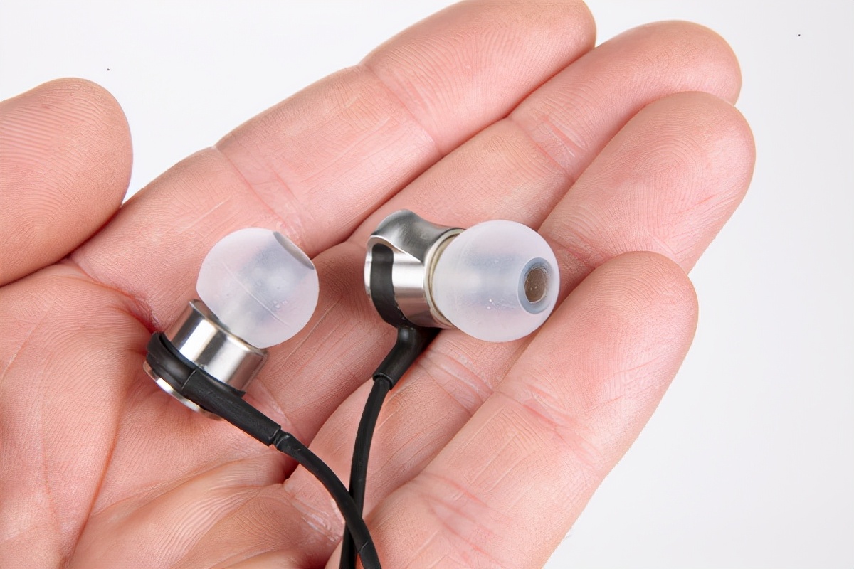 Which is better, dynamic iron earphone or dynamic earphone?I've been ...