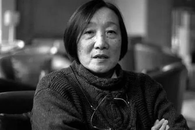 After Wang Hongwen was imprisoned, his wife Cui Gendi raised three ...