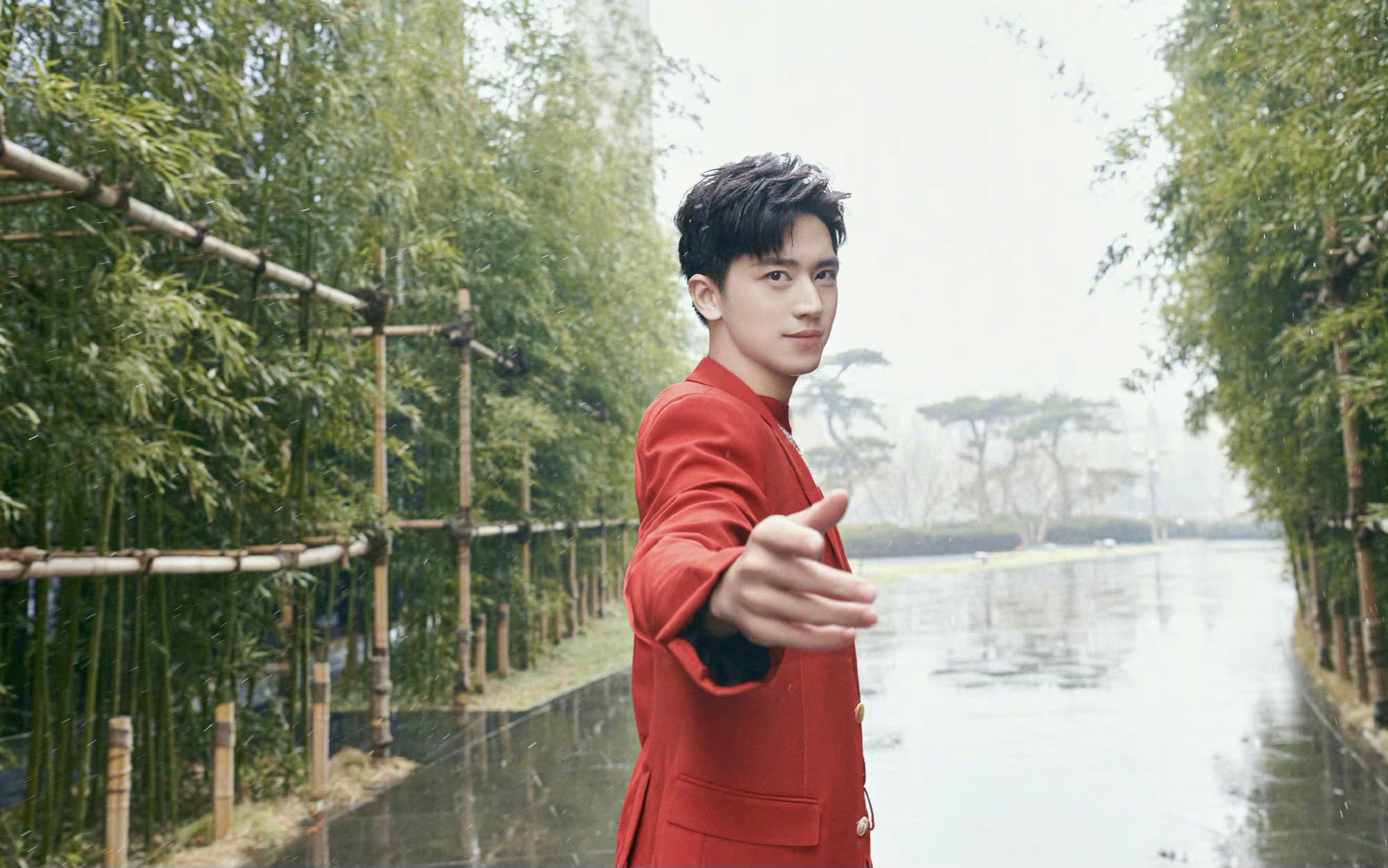 Xu Weizhou's early spring? Red suit shorts, the angle at which the ...