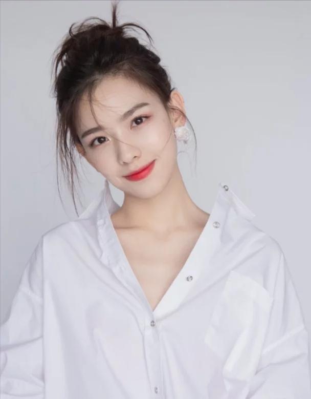 After Sun Ning became popular, he shot an ad and unbuttoned the three ...