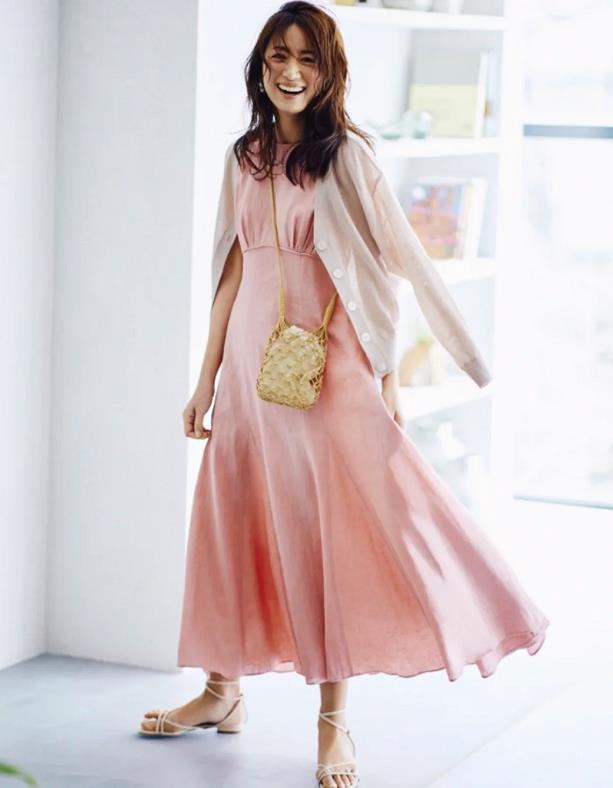 Elderly women, don't dress too dull, choose light-colored clothes for ...