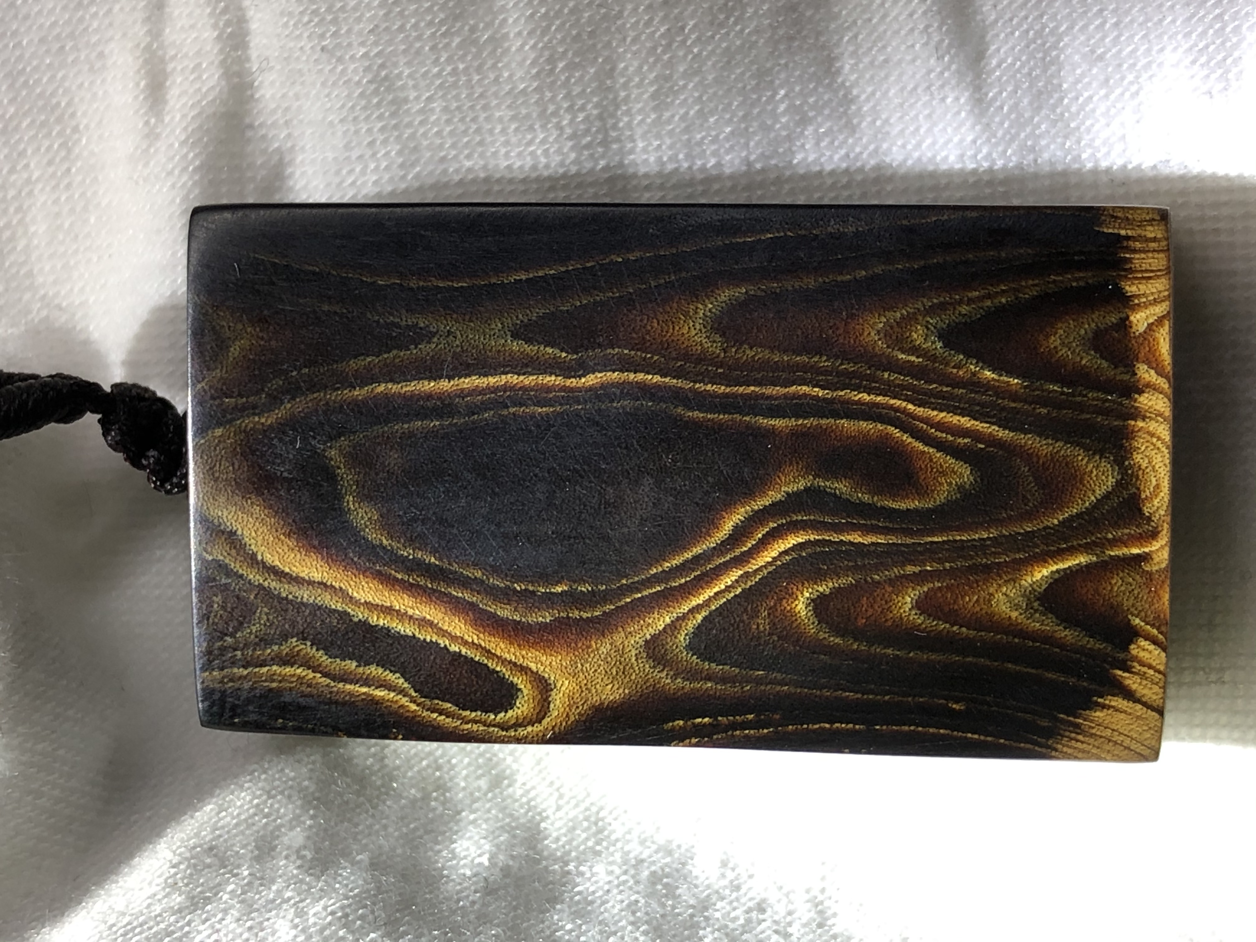 The unique pattern of the golden wood "sea willow" in the sea - iNEWS