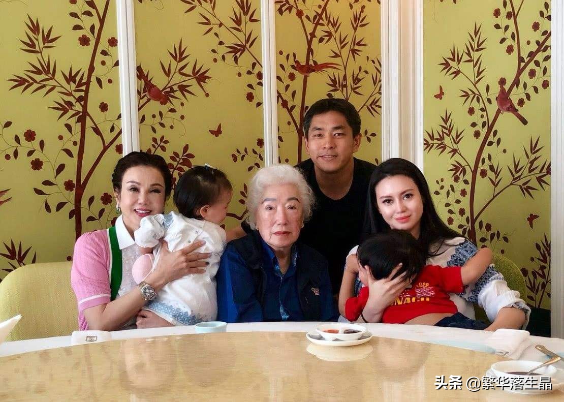 65-year-old Xie Lingling and Yu Baozhu had a dinner together, in good ...