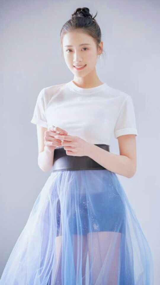 Beautiful actress Yang Qiru has a beautiful photo, a fuchsia suit with ...