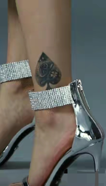 Li Chun posted a photo on Weibo, and the photo has a spade tattoo on ...