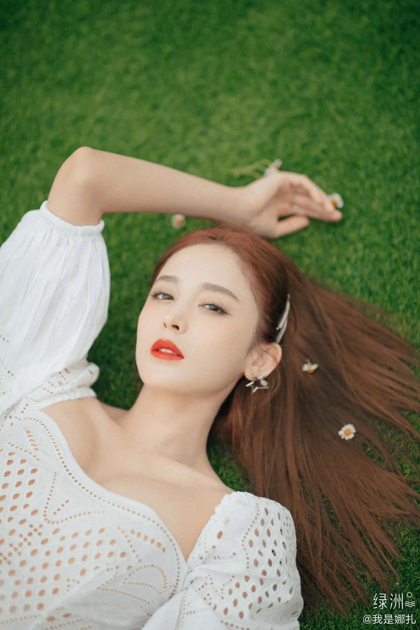 Guli Nazha used a bath towel as a reflector to take pictures. Guli ...