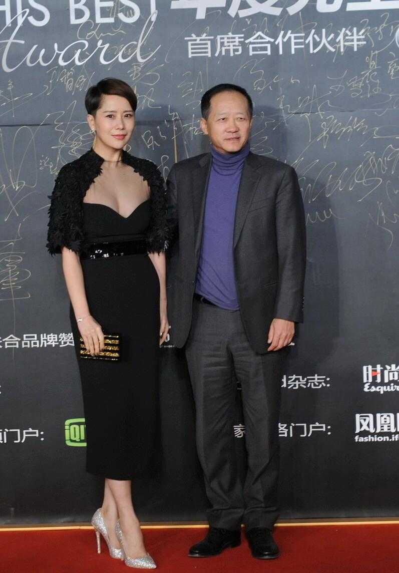 Haiqing rarely has such a large scale. Wearing a V-neck tube top with a ...