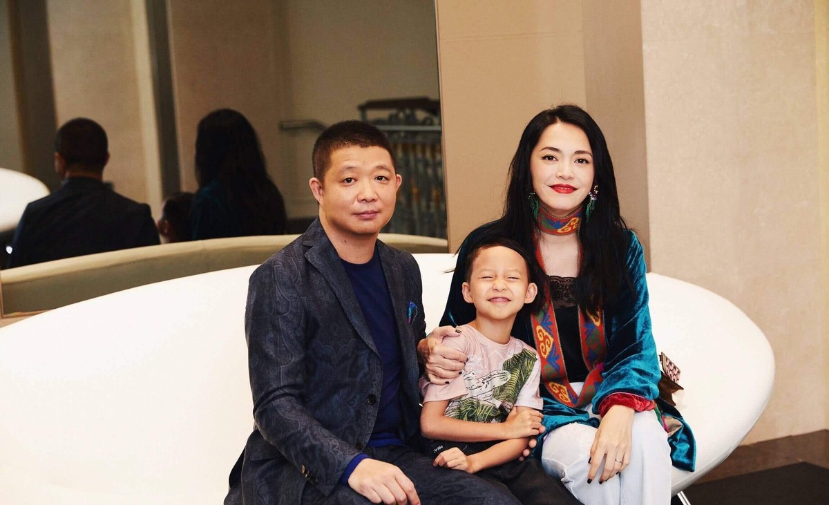 The filming of Yao Chen was picked up by her husband Cao Yu. The old man is full of old and old ...