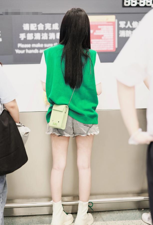 Also said that Ju Jingyi is 5 meters tall?When she wears three-quarter ...