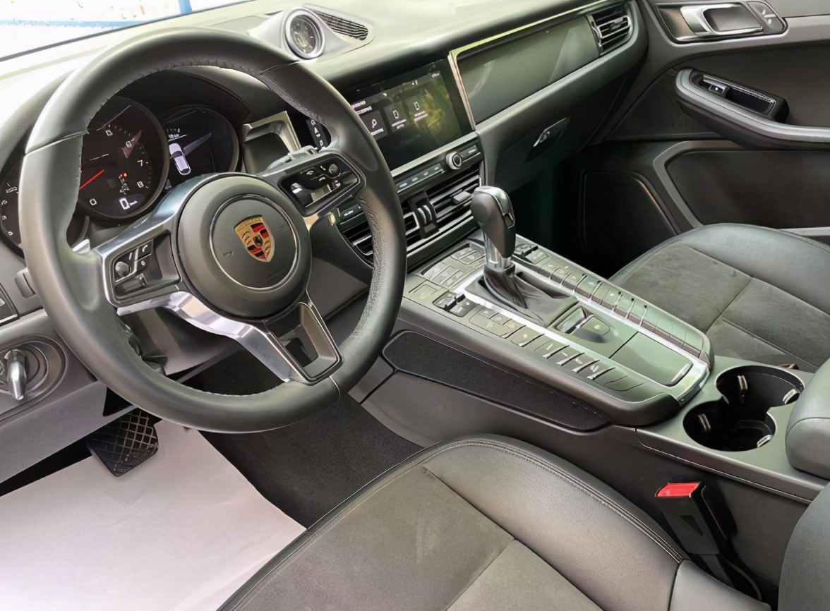 Zotye SR9 met macan, the "same model" blue 2.0T, the two owners were happy after meeting - iNEWS