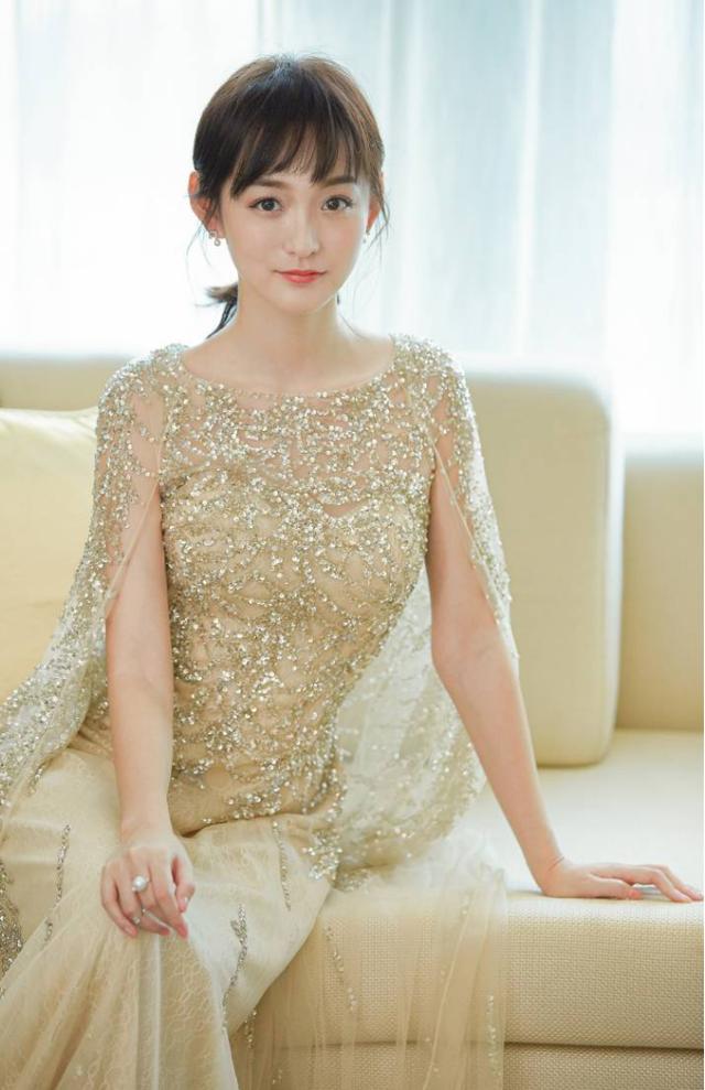 Like a flower like a jade, He Hongshan is pure and beautiful - iMedia