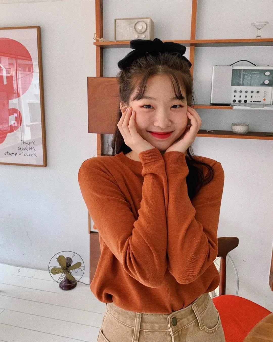 11 selfie poses, scissors hands, hair grabbing, cheek support, face ...