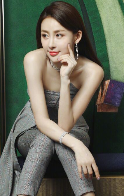 Elegant temperament, full of femininity one by one Jia Qing - iNEWS