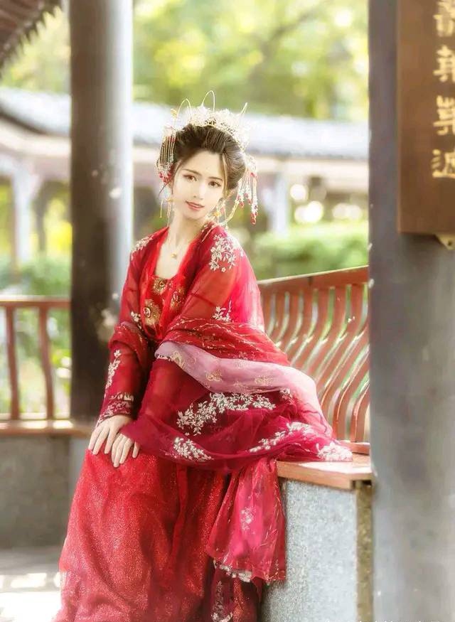 "Miss Hanfu" of Meitu Porters - iNEWS