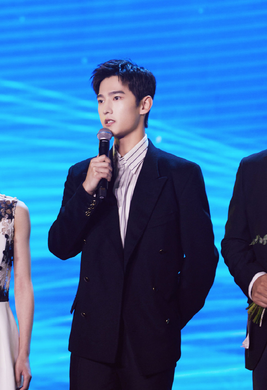 Entertainment reviews: Zhang Yixing, Yang Mi, Yang Yang, Ouyang Nana, Zhao Lusi, Zhang Zhehan ...