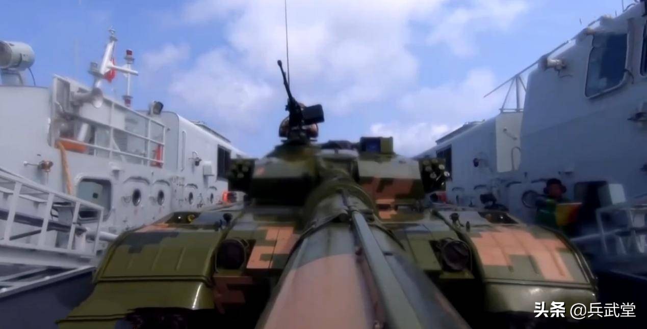 The internal details of the Mustang 726 hovercraft, carrying 96 tanks ...