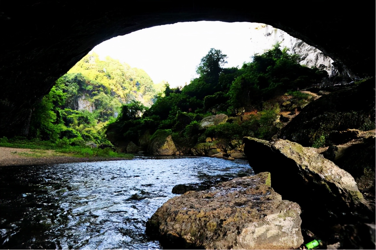 The red rain makes waves at will, the green hills turn into bridges ...