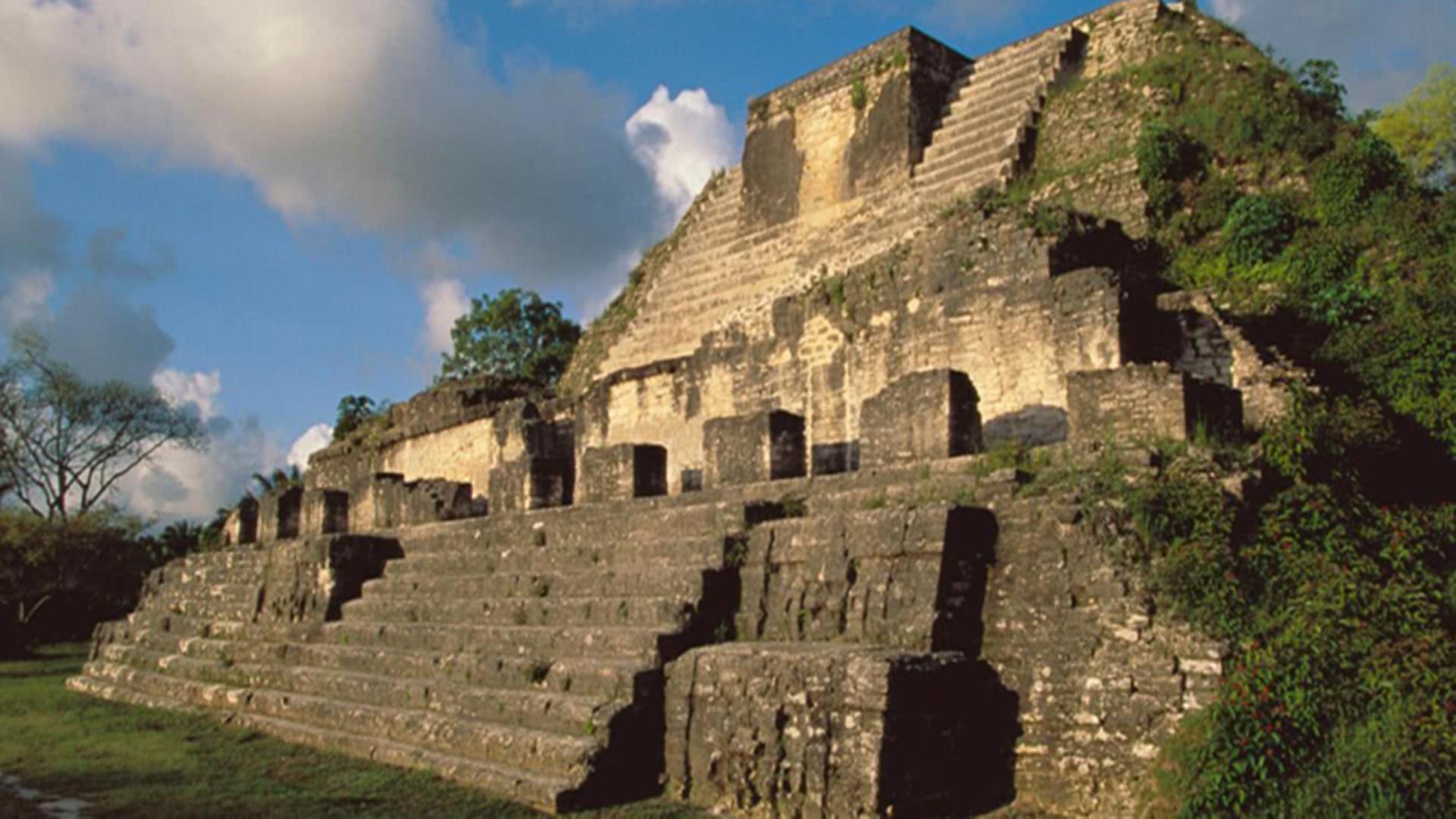 Mayan Treasures: A 15-meter deep pit is filled with various treasures ...