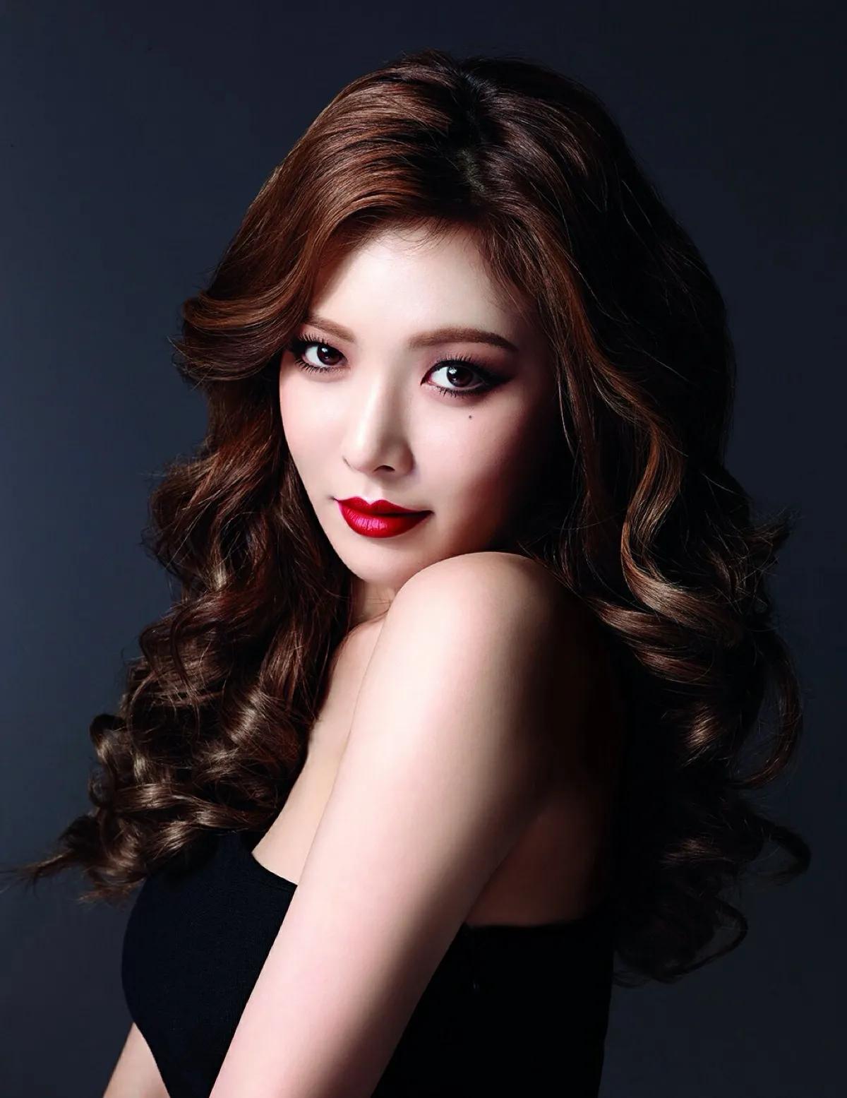 Hyuna, as the heroine in the MV of "Gangnam Style", her debut is the ...