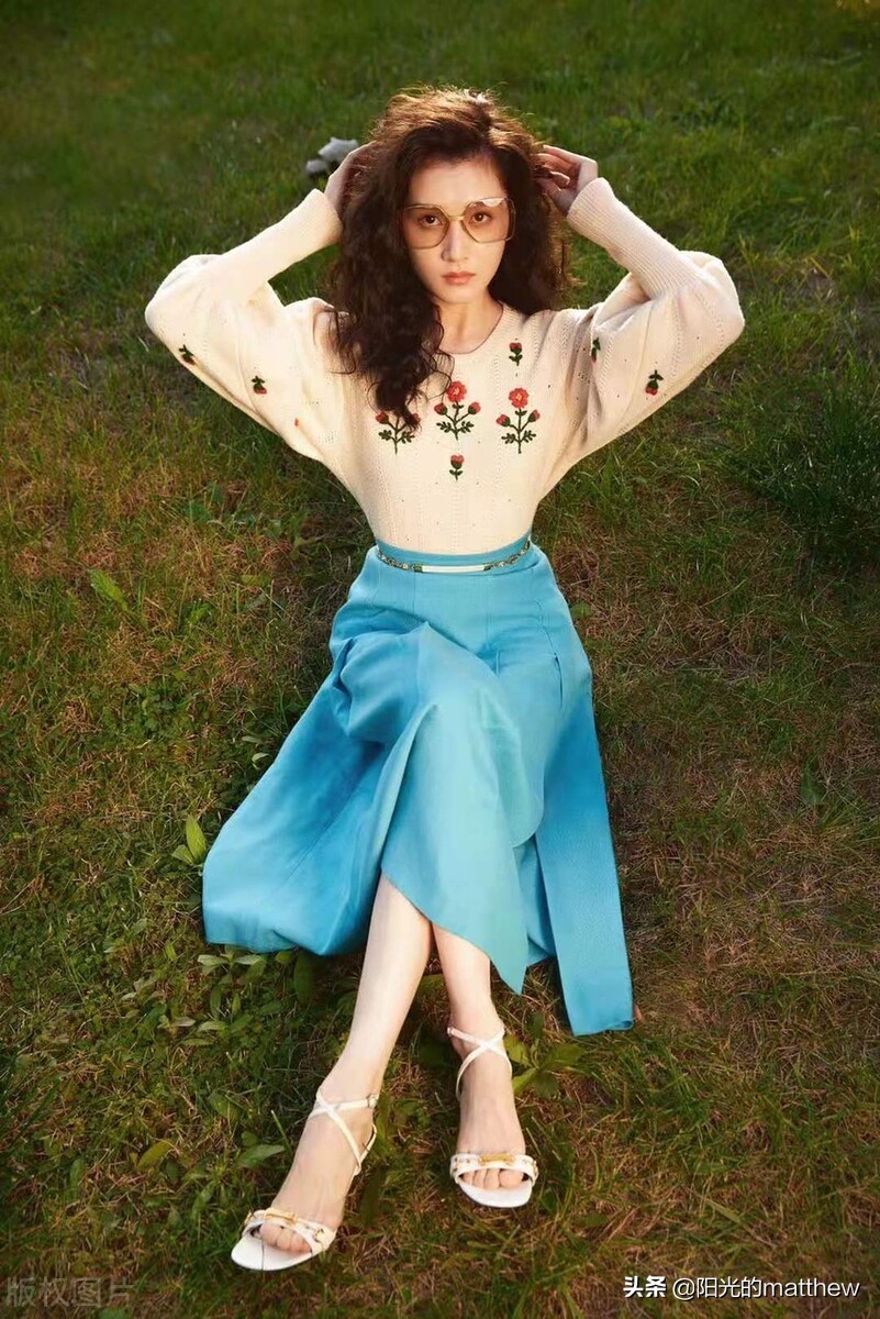 Ruan Ju wears an embroidered sweater with a big wavy hairstyle, a ...