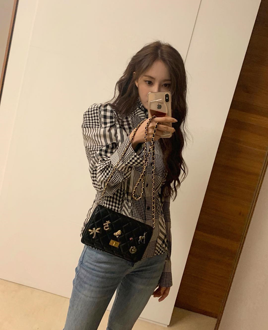 Park Hyomin's route is getting more and more wild! The ripped jeans are ...