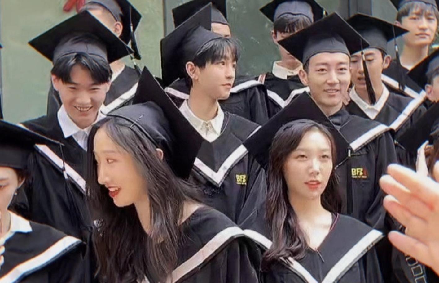 The stars all returned to Nortel to take graduation photos: Wang Junkai ...