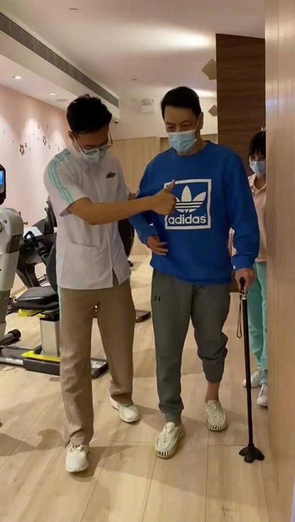 Li Jianren made his first appearance after a stroke. He is the flower ...